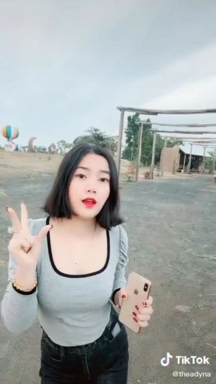 តោះមកមើលស្រីស្អាតរាំ 😘😂😜 ចុច ឡាច ខំមិន ផងណា បាទ 😘 Cute cute nas 😂 - TNAOT