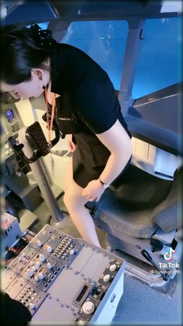 ស្អាតម្ល៉េះចែ Pilot - TNAOT