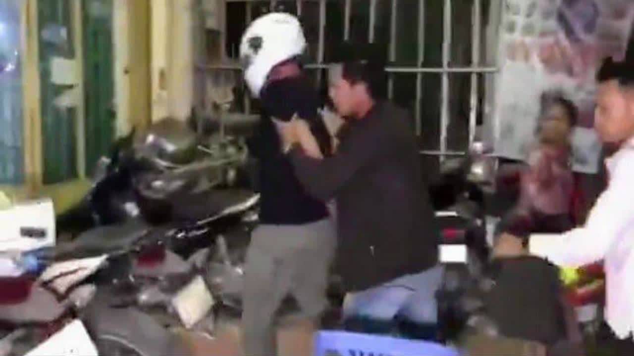 ប្រុសស្រី២នាក់ជិះម៉ូតូឌុបគ្នាសុខៗស្រាប់តែមានសមត្ថកិច្ចជិះម៉ូតូដេញពីក្រោយមកធាក់រួចដកកាំភ្លើងគំរាម ...