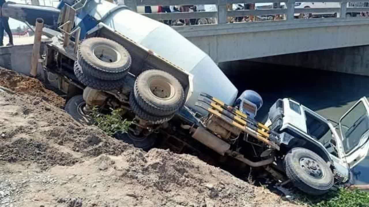 រថយន្តដឹកបេតុងបួងចង្កូតជ្រុល ធ្លាក់ចូលក្នុងប្រឡាយទឹកស្អុយ - TNAOT