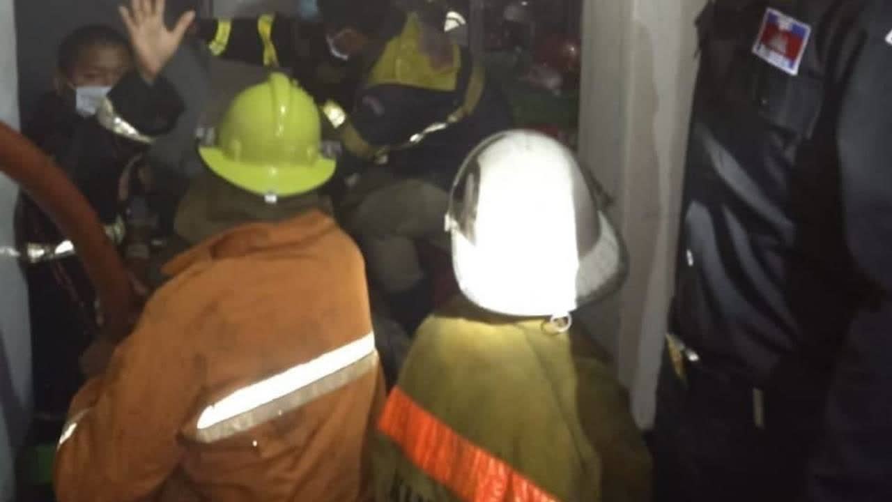 ផ្ទះកាត់ដេរ និងលក់សម្លៀលបំពាក់មួយខ្នងត្រូវអគ្គីភ័យឆាបឆេះទាំងយប់ - TNAOT