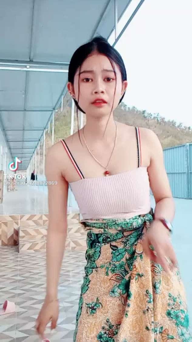 ស្រីស្អាតរាំស្លៀកសារុង ស្អាតណាស់ - TNAOT