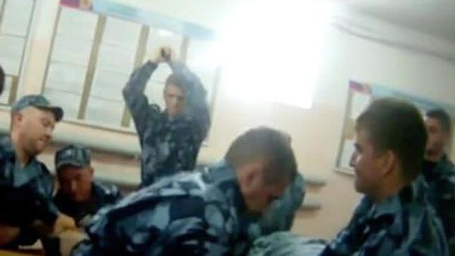 起底俄罗斯监狱：囚犯赤身被狱警围殴，女医务员拿扩肛器站在一旁看 - 柬埔寨头条