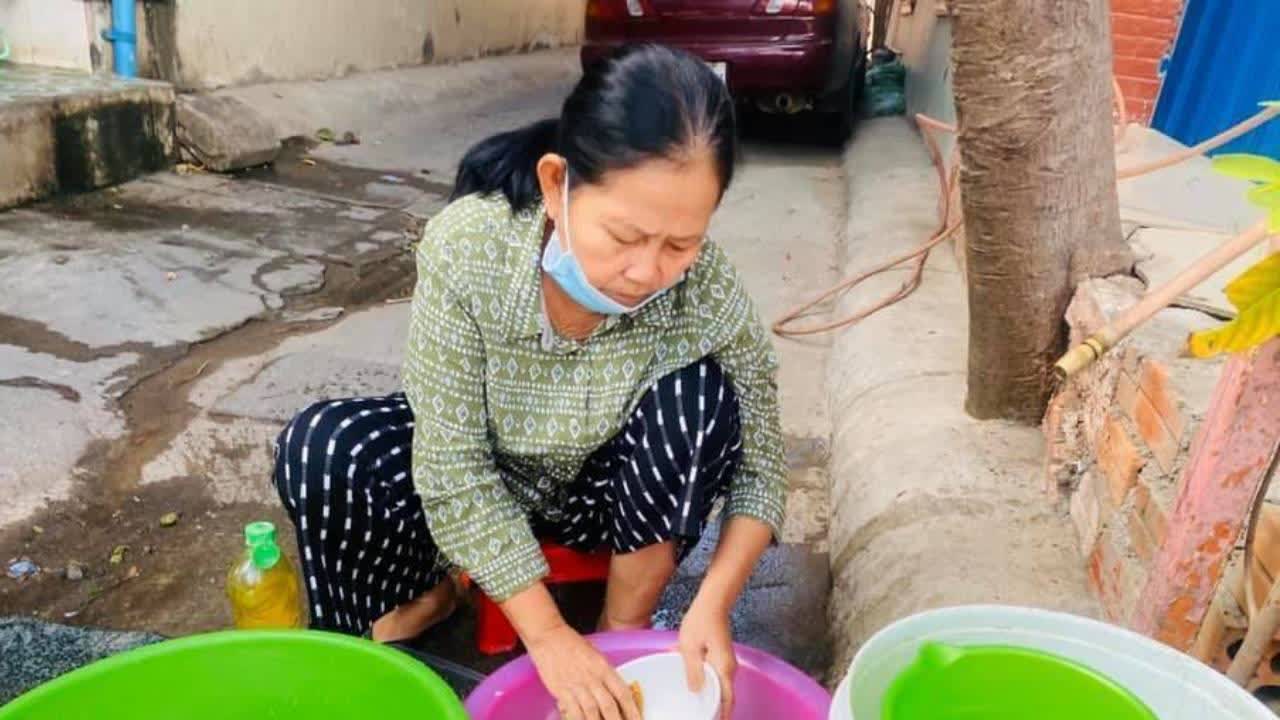 រំភើបជំនួស! តារាសម្តែងជើងចាស់ អ្នកគ្រូ ញឹម សុខា ទទួលអំណោយ ពីលោកជំទាវ ភុលចន្ធី ម៉ក់ជីតូ ឧបត្ថម្ភ ...