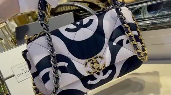 Brand : Chanel Original leather - TNAOT