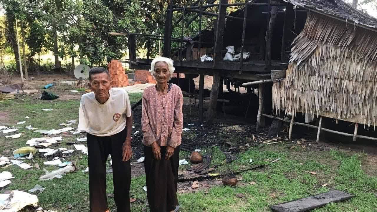 ដុតសម្រាមប៉ើងឆេះផ្ទះអស់១ខ្នងនៅស្រុកសាមគ្គីមានជ័យ - TNAOT